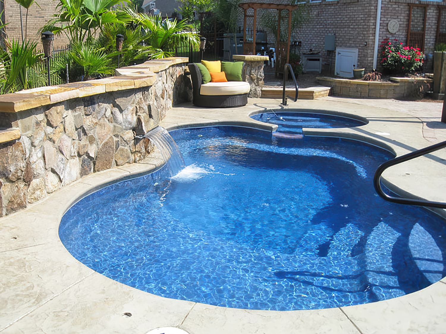 Axiom 12 Deluxe - Latham Pool